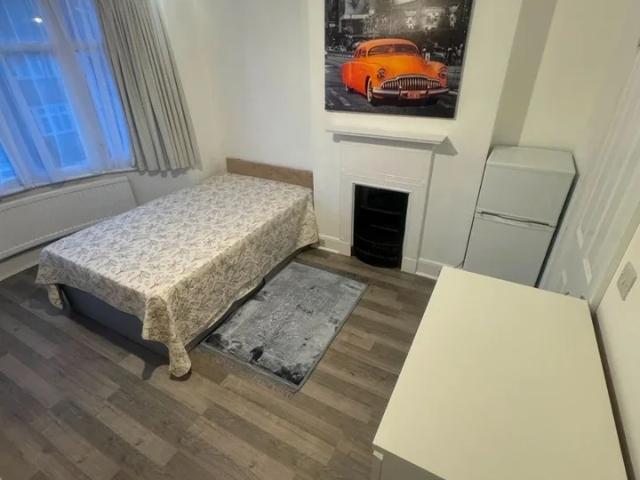 Room at Egerton Gardens, Greater London