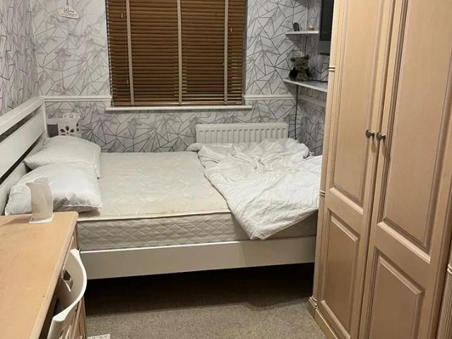 Room at Elgar Avenue, Greater London