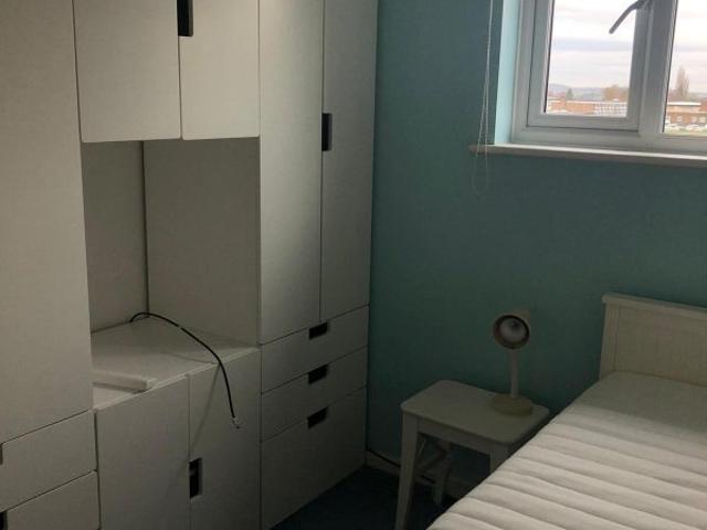 Room at Eliot Drive, Marlow