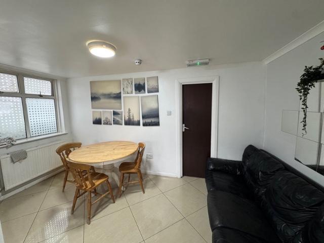 Room at Elizabeth Road, Greater London