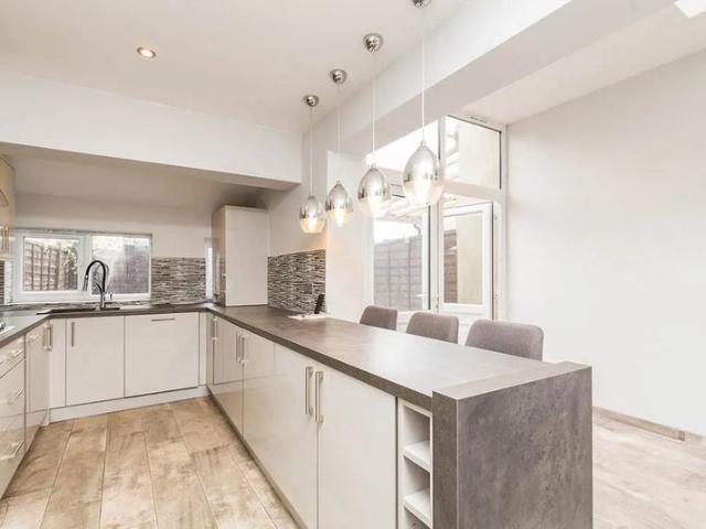 Room at Elizabeth Road, Greater London