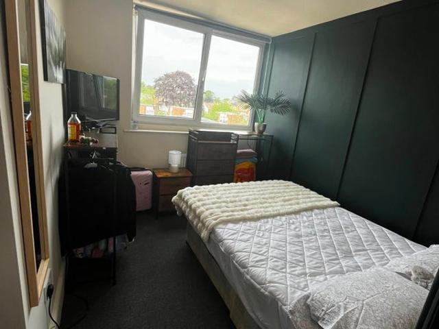 Room at Ellesmere Avenue, Greater London