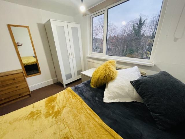 Room at Elm Avenue, Nottingham