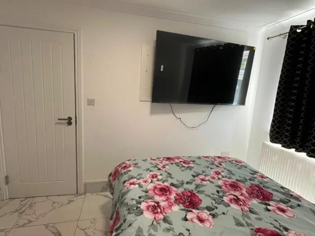 Room at Elm Close, Greater London