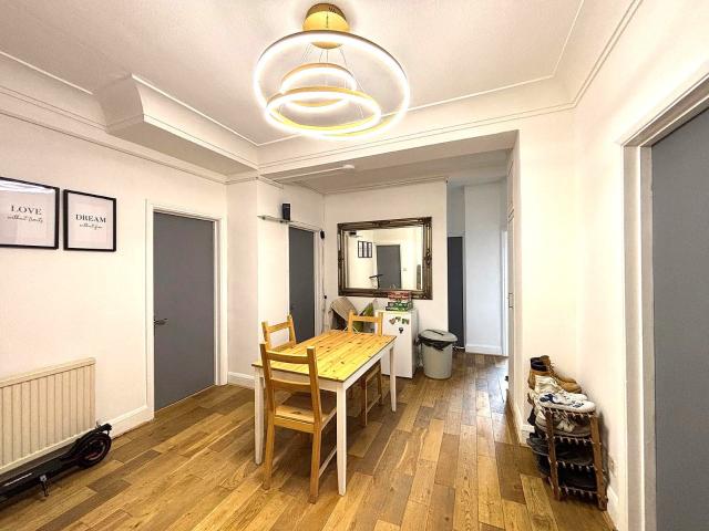 Room at Elm Grove Road, Greater London