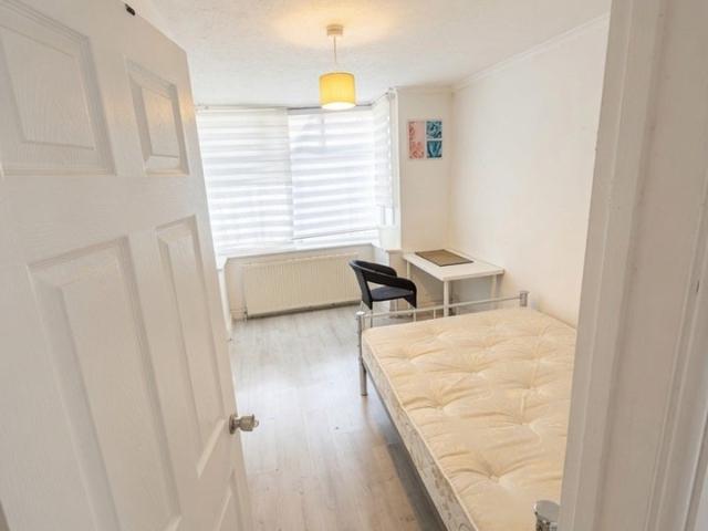Room at Elmshott Lane, Slough