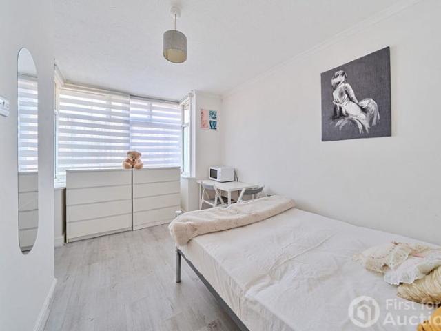 Room at Elmshott Lane, Slough