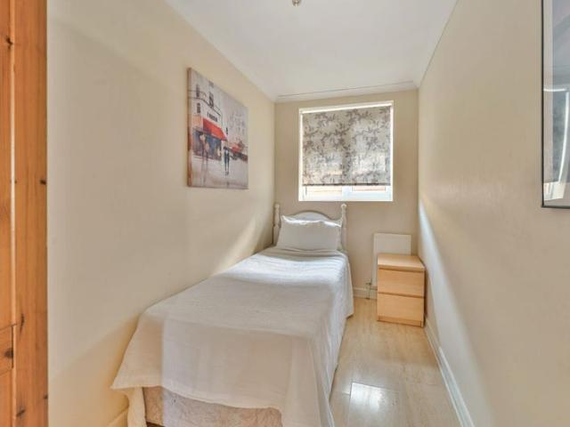 Room at Elmshott Lane, Slough