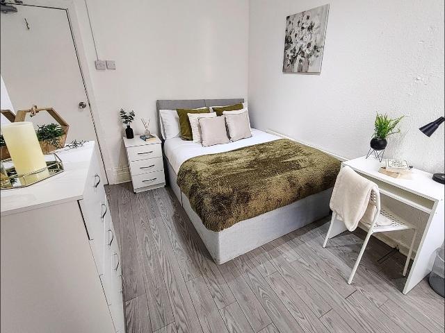 Room at Elmsley Street, Preston