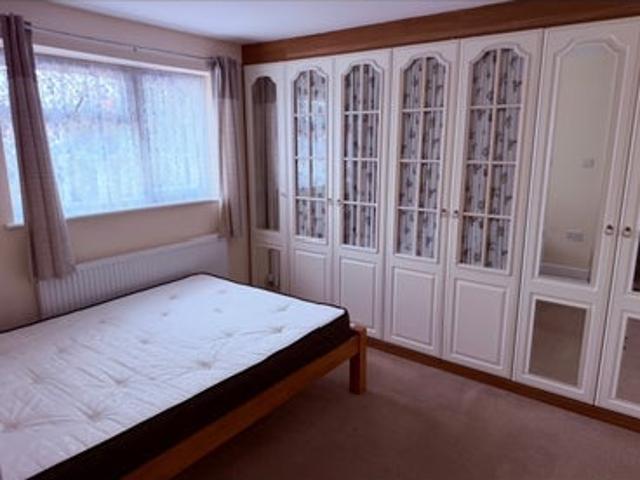 Room at Elmwood Road, Slough