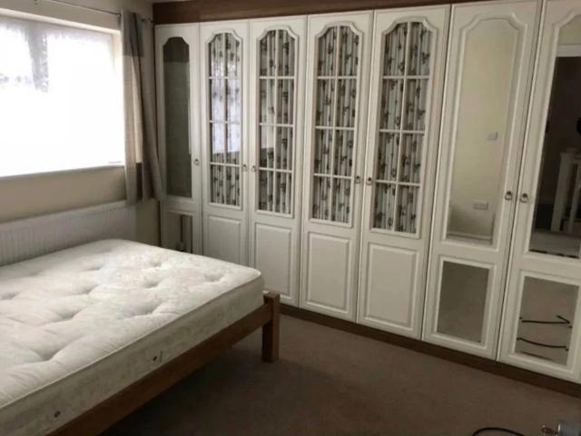 Room at Elmwood Road, Slough