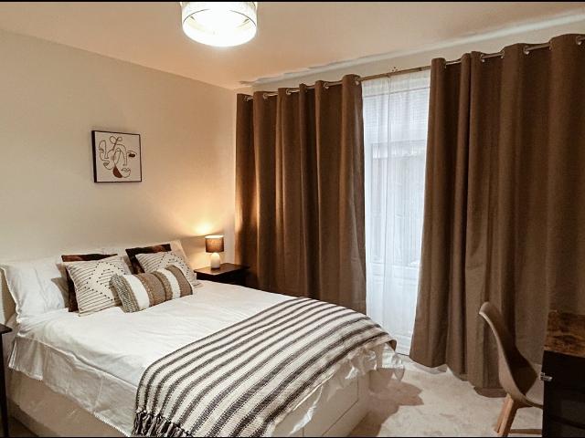 Room at Elsee Road, Rugby