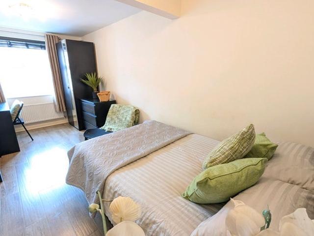 Room at Elstop Avenue, Rugby