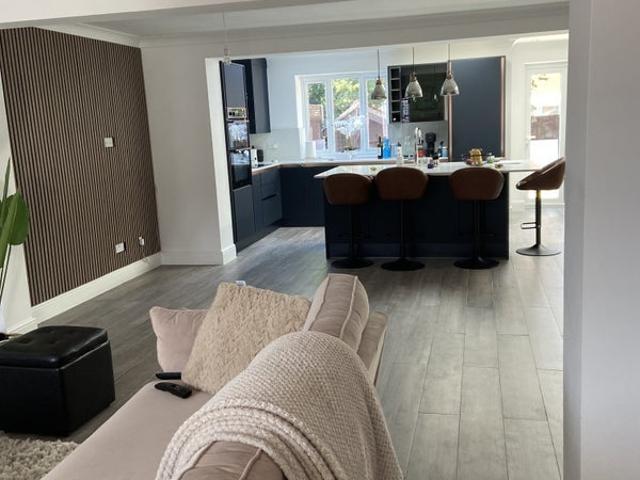 Room at Elwood, Harlow
