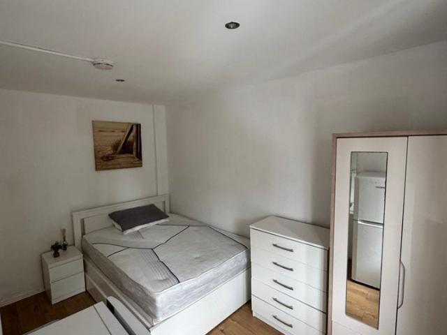 Room at Eltham High Street, Greater London