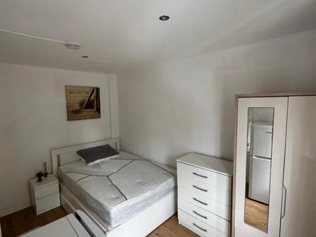 Room at Eltham High Street, Greater London