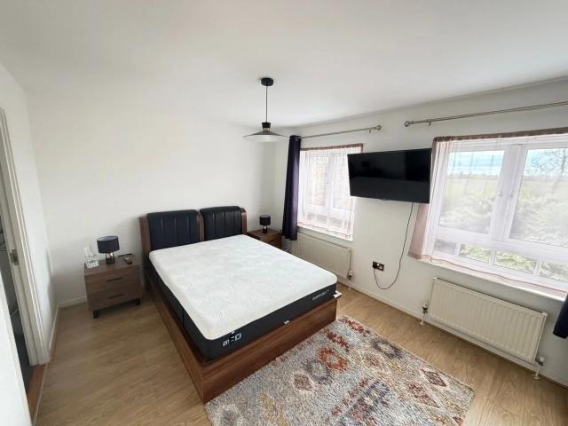 Room at Elvedon Road, Greater London