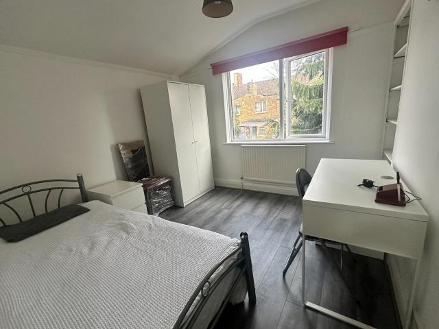 Room at Endsleigh Gardens, Greater London