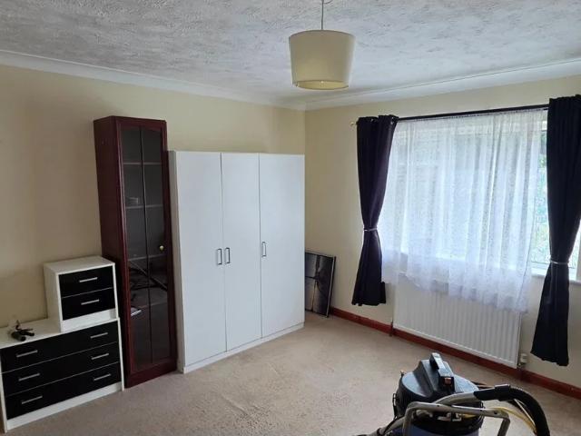 Room at Enniskillen Road, Cambridge