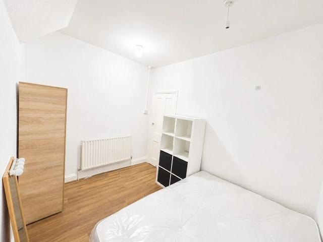 Room at Eric Road, Greater London