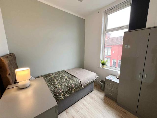 Room at Esmond Street, Liverpool