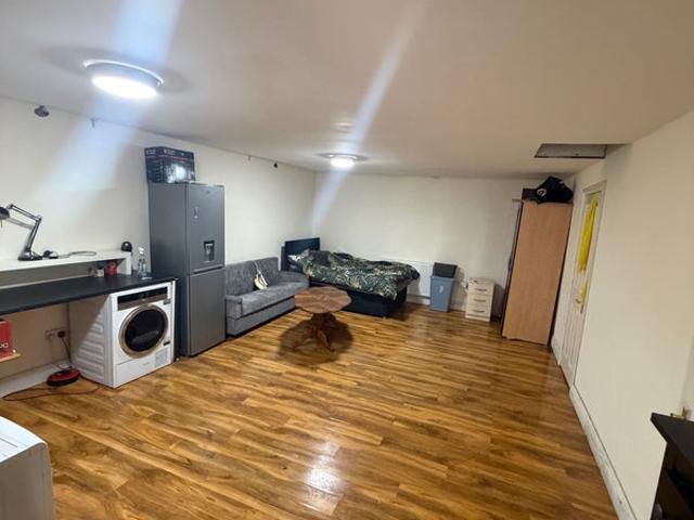 Room at Essex Avenue, Slough