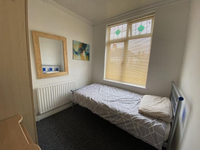 Room at Essex Road, Greater London