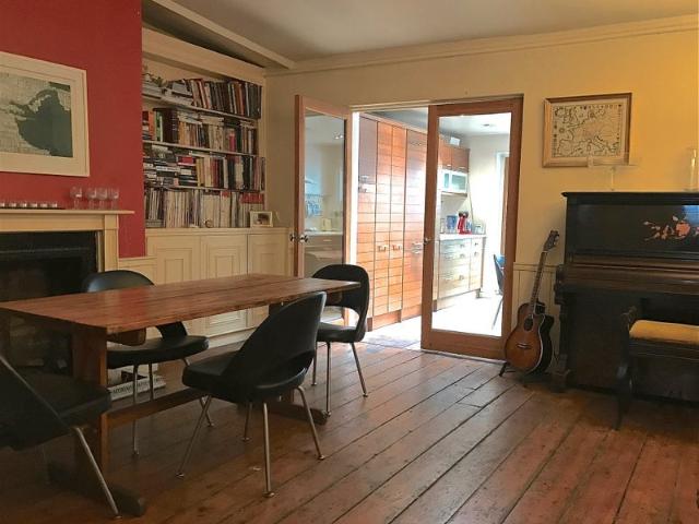Room at Essex Road, Greater London