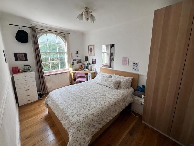 Room at Essex Road, Greater London