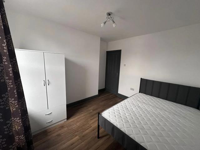 Room at Essex Road, Greater London
