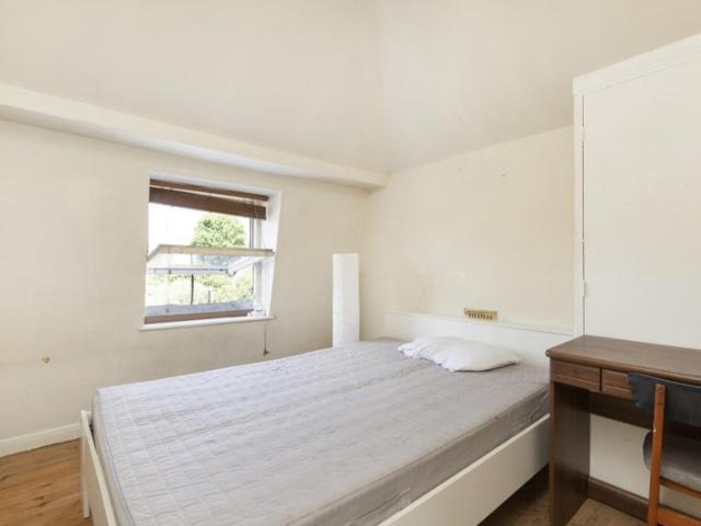 Room at Essex Road, Greater London