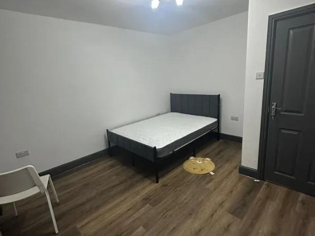 Room at Essex Road, Greater London