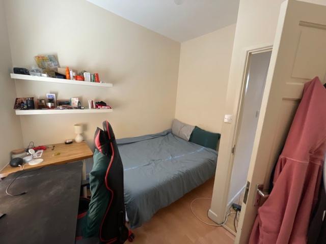 Room at Essex Road, Greater London