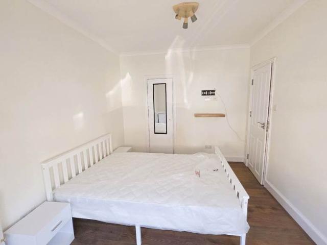 Room at Essex Road, Hertsmere