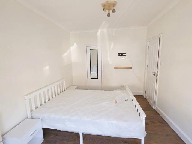 Room at Essex Road, Hertsmere