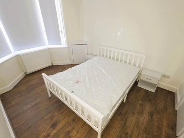 Room at Essex Road, Hertsmere