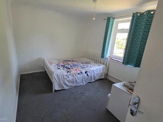 Room at Essex Walk, Swindon