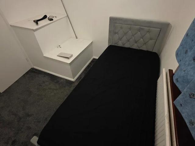 Room at Essex Walk, Swindon