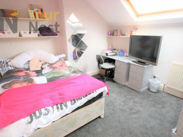 Room at Estcourt Terrace, Leeds
