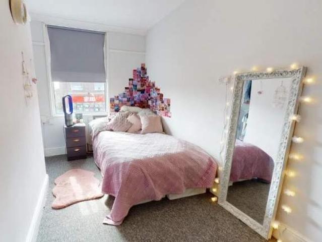 Room at Fulham Road, Greater London