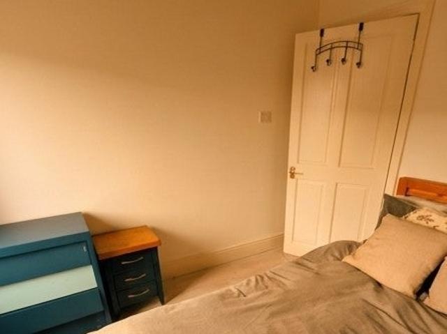 Room at Fairview Avenue, Manchester