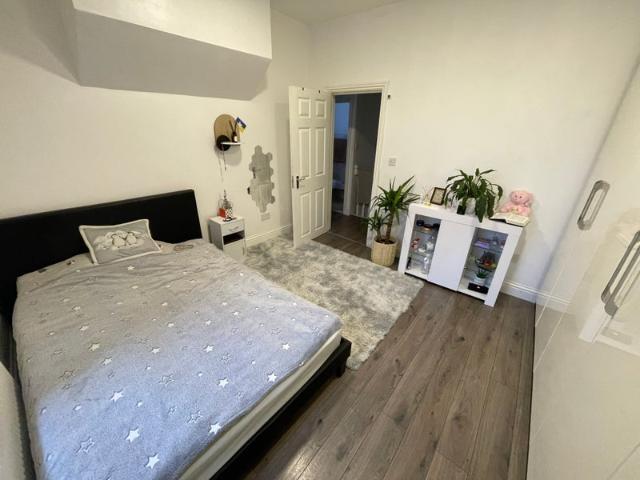 Room at Fairland Road, Greater London