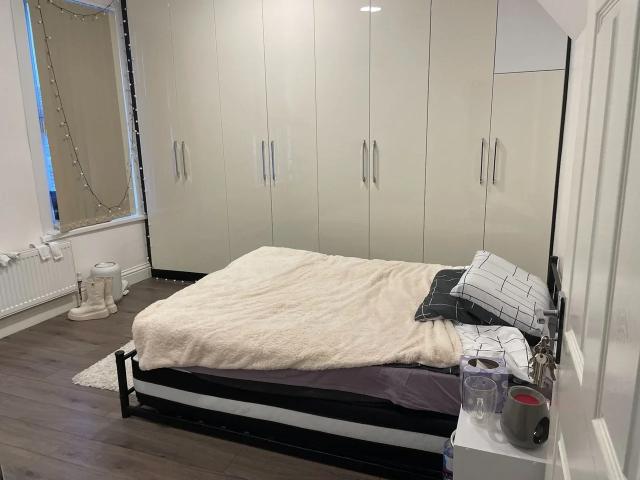 Room at Fairland Road, Greater London