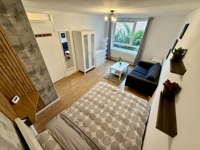Room at Falcon Road, Greater London