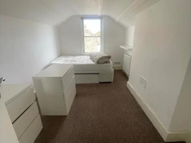Room at Falcon Road, Greater London