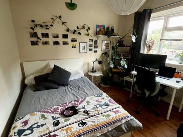 Room at Fanshaw Street, Greater London