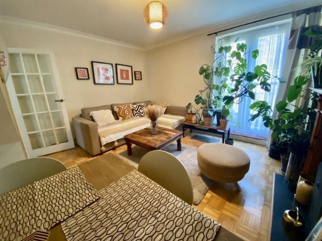 Room at Fanshaw Street, Greater London