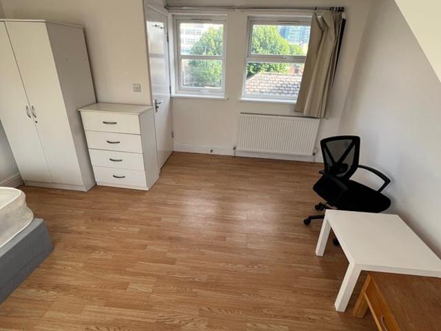 Room at Fashion Street, Greater London