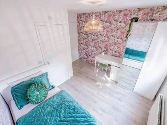 Room at Farm Brook Court, Northampton