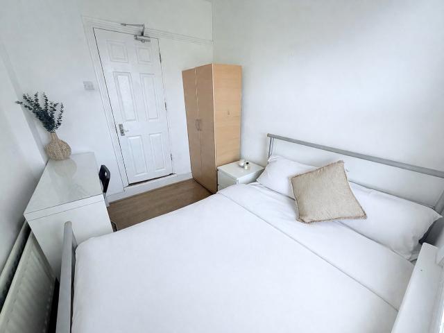 Room at Farmer Road, Greater London